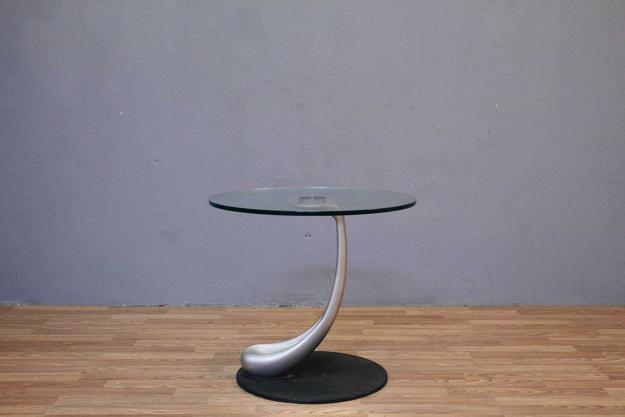 Modern Swoop Aluminum & Glass Side Table – Furnish Green